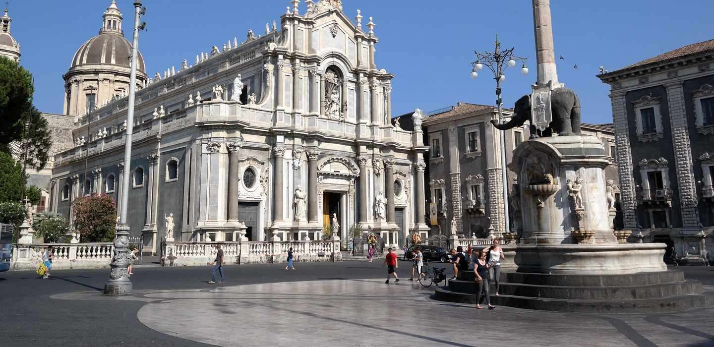 Catania: tour a piedi dal Colosseo Nero al Castello Ursino | CATANIA